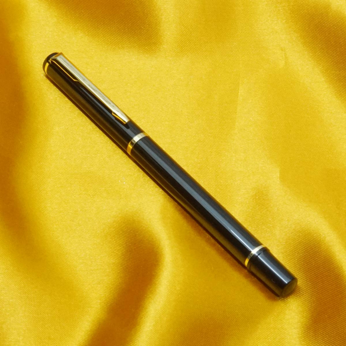 Luoshi 760 Glossy Black Body and Cap Converter Type Fountain Pen SKU 19737