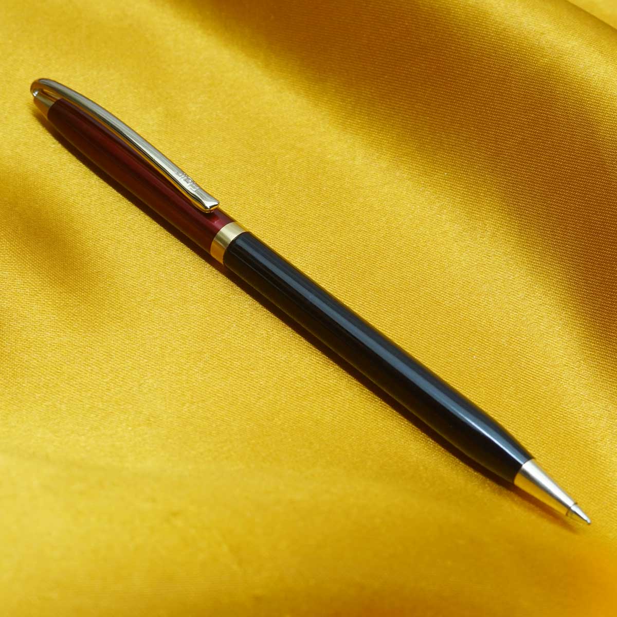Flair Carishma Slim Black Color Body With Red Cap Gold Clip Fine Tip ...