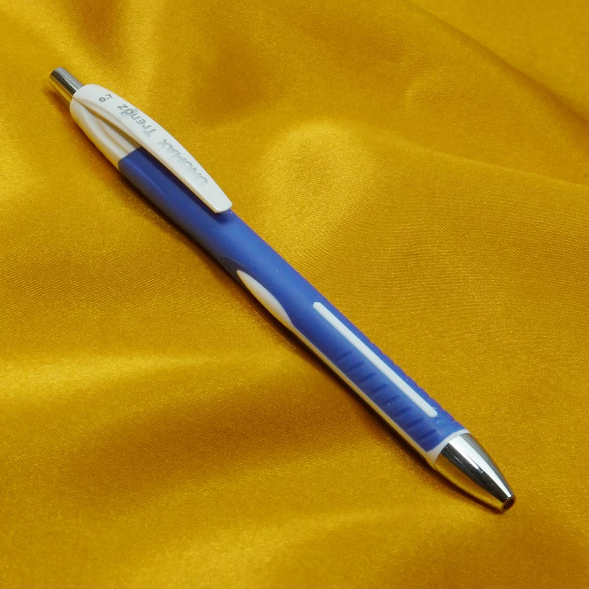 Unomax Trendz RT Blue Color Rubber Grip Body With White Design 0.7mm ...