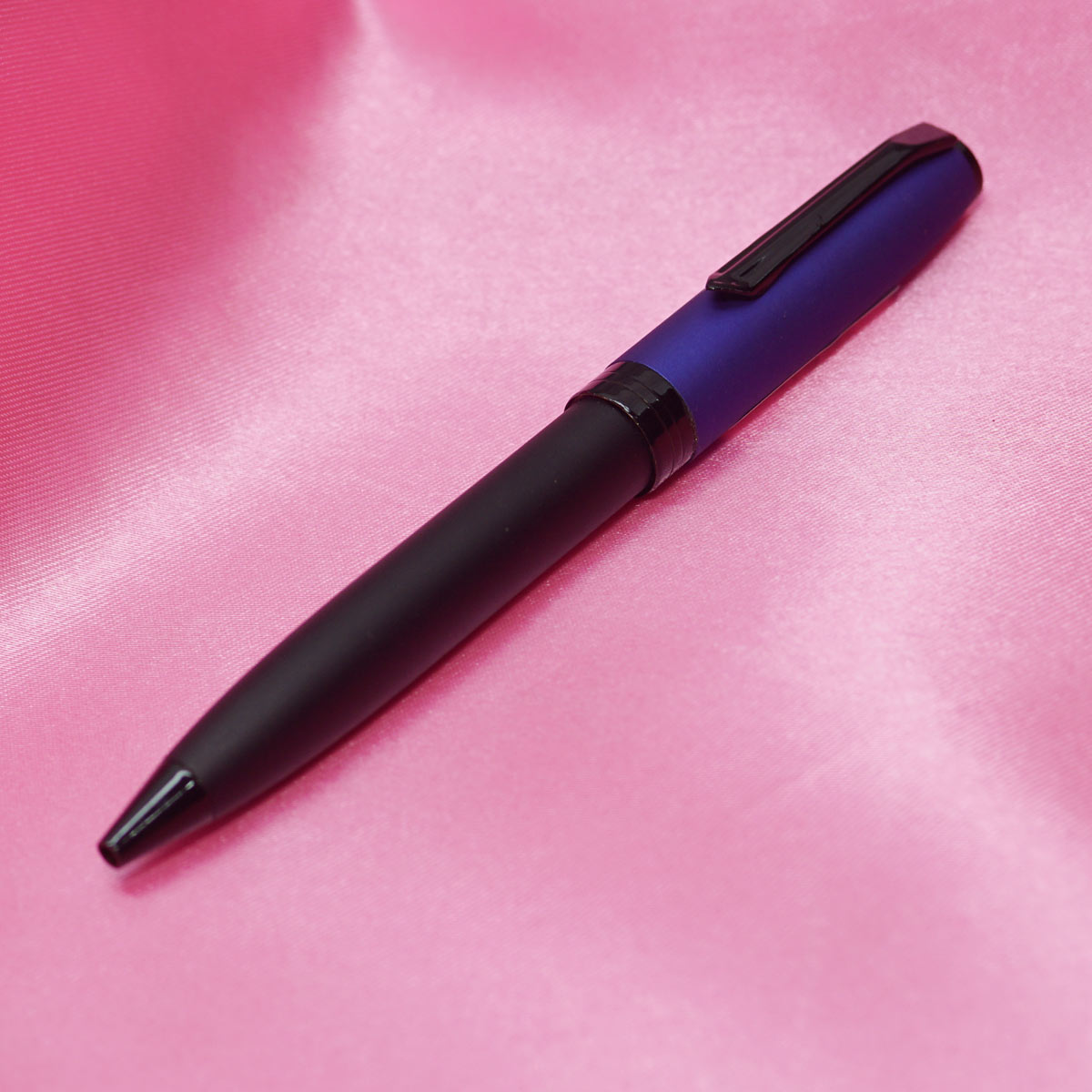 penhouse.in Black Body and Blue Cap Fine Tip Twist Type Ball pen SKU 20823