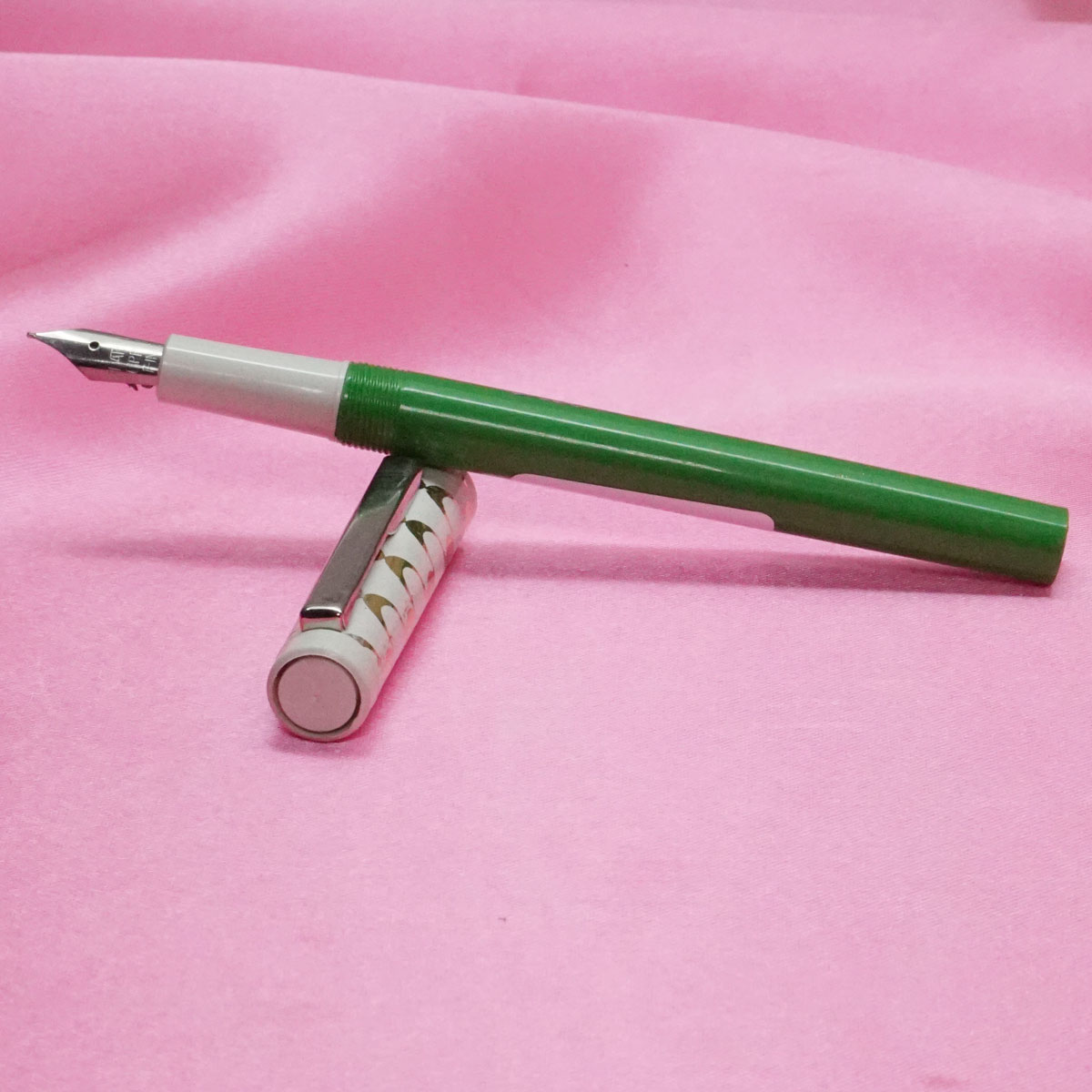 Bril RFP001 Green Color Body White color Cap wit Gold Design Silver ...