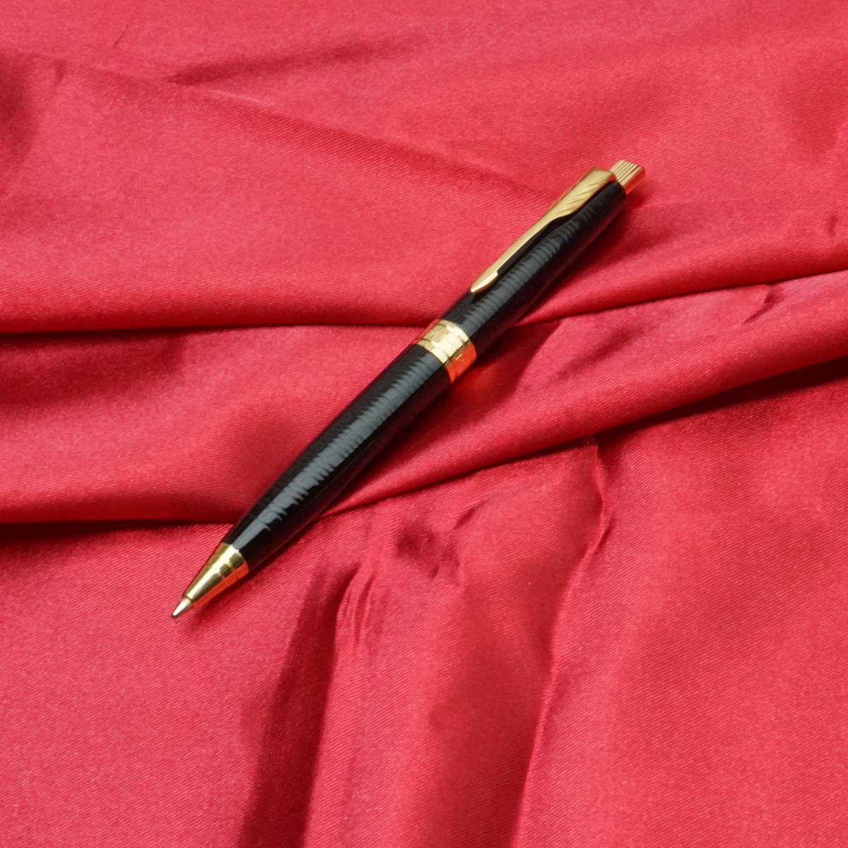 parker-aster-rings-lacque-black-body-with-gold-trim-medium-tip-click