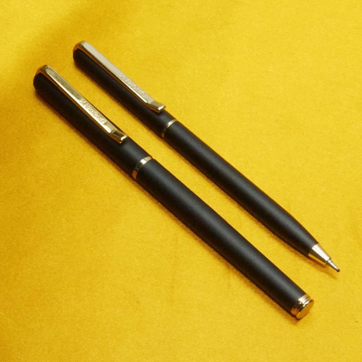 Unomax Premier Gold Mat Black Color Body With Gold Trim Ball And Roller ...