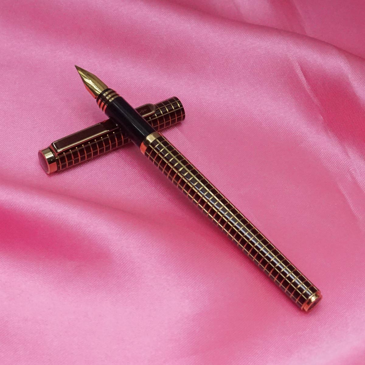 Pilot Dipper Maroon Color With Gold Check Designed Body With Fine MB ...