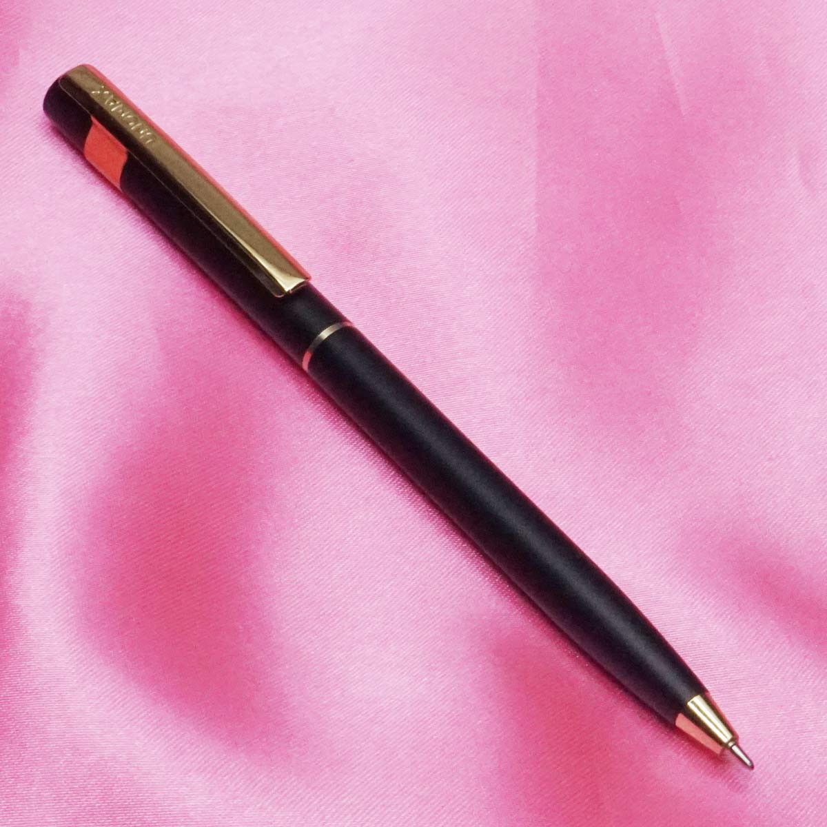 Unomax Nexa Mat Black Color Body With Fine Tip Gold Trim Twist Type ...