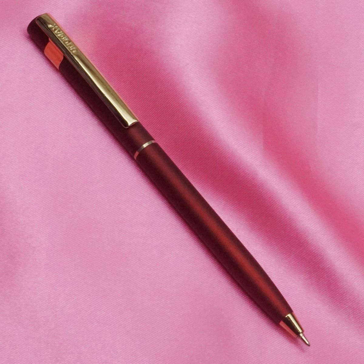 Unomax Nexa Mat Red Color Body With Fine Tip Gold Trim Twist Type Ball ...