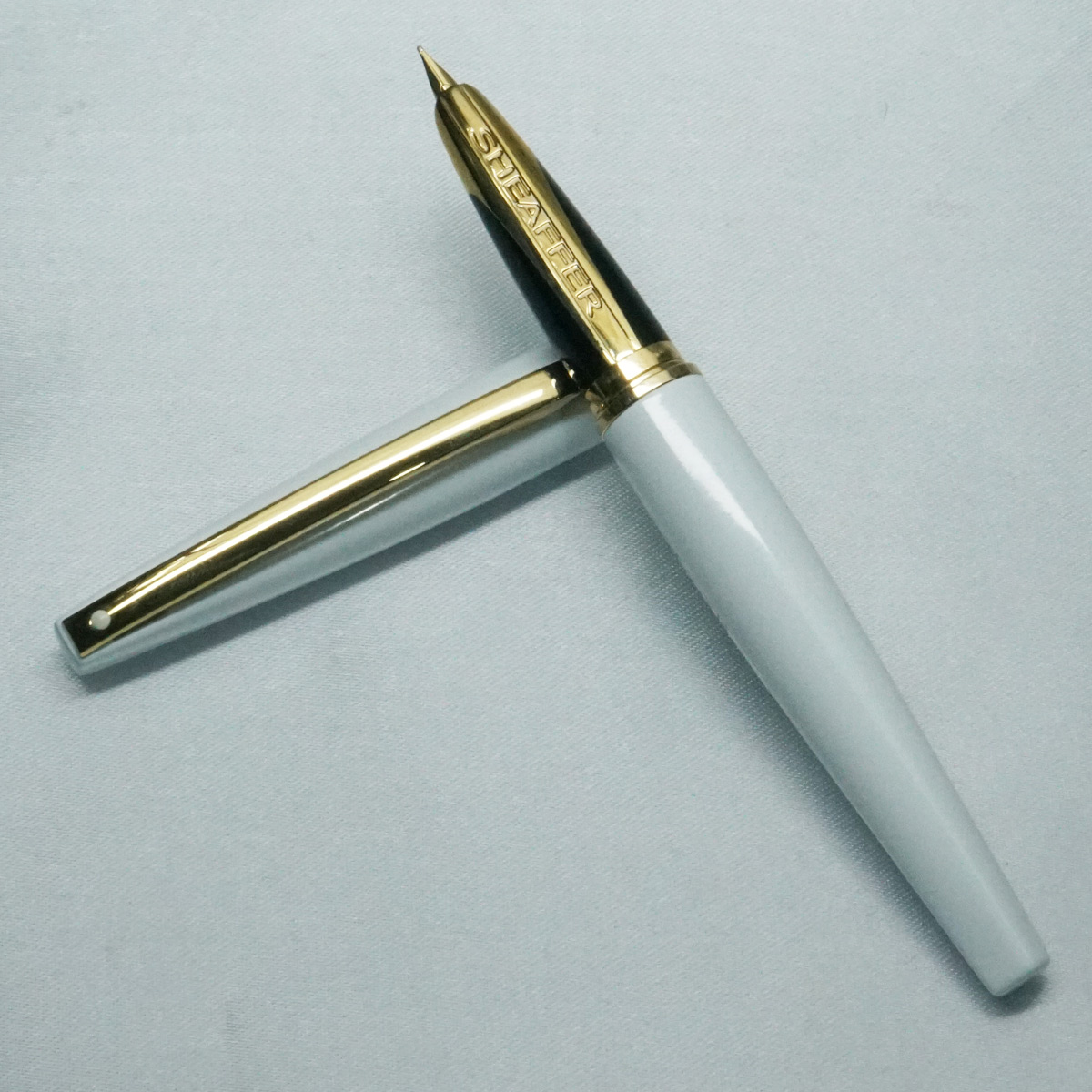 Sheaffer Taranis White Body and Cap fine Tipped Gold Trims converter ...