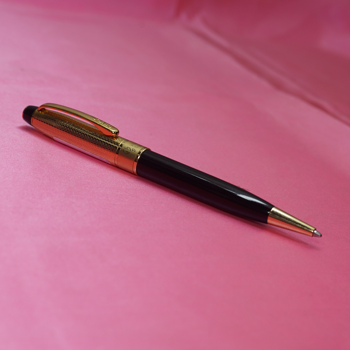 Oilver - Magnum Black Body Gold Trims Twist Type Ball Pen SKU 22180