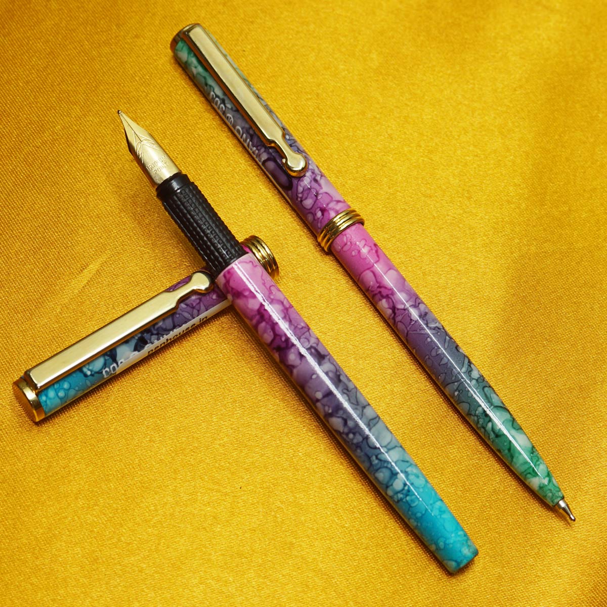 Piano 300 Blue and Pink Marble Finish Gold Plated Fine Tipped MB Nib ...