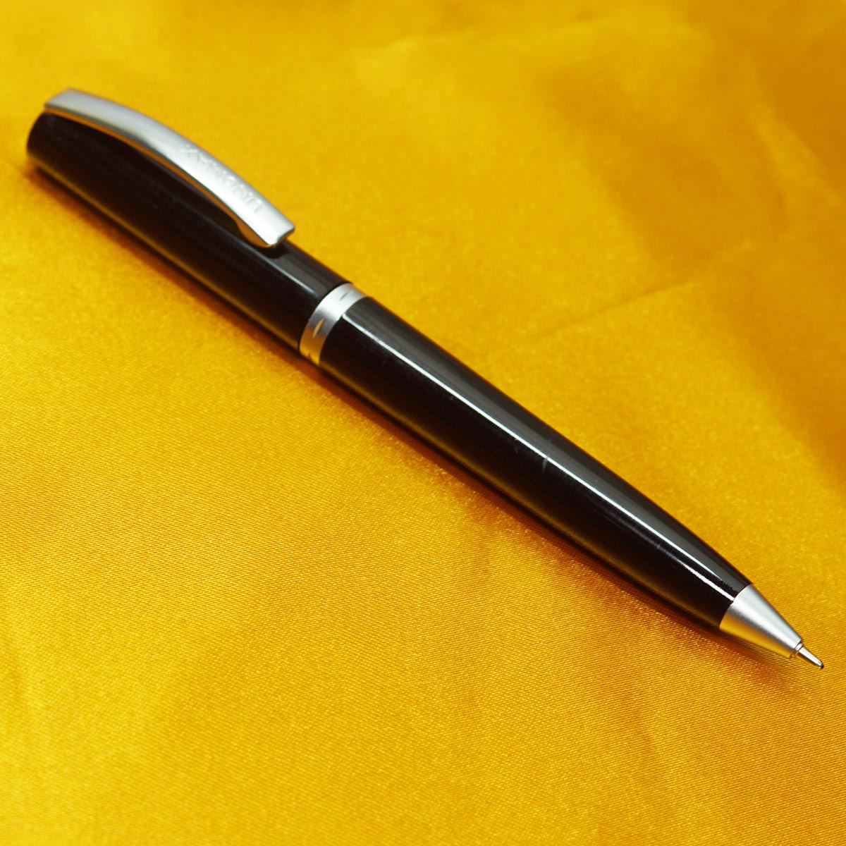 Unomax ALPHA Black Color Body With Black Cap Fine Tip Twist Type Ball Pen SKU 22506