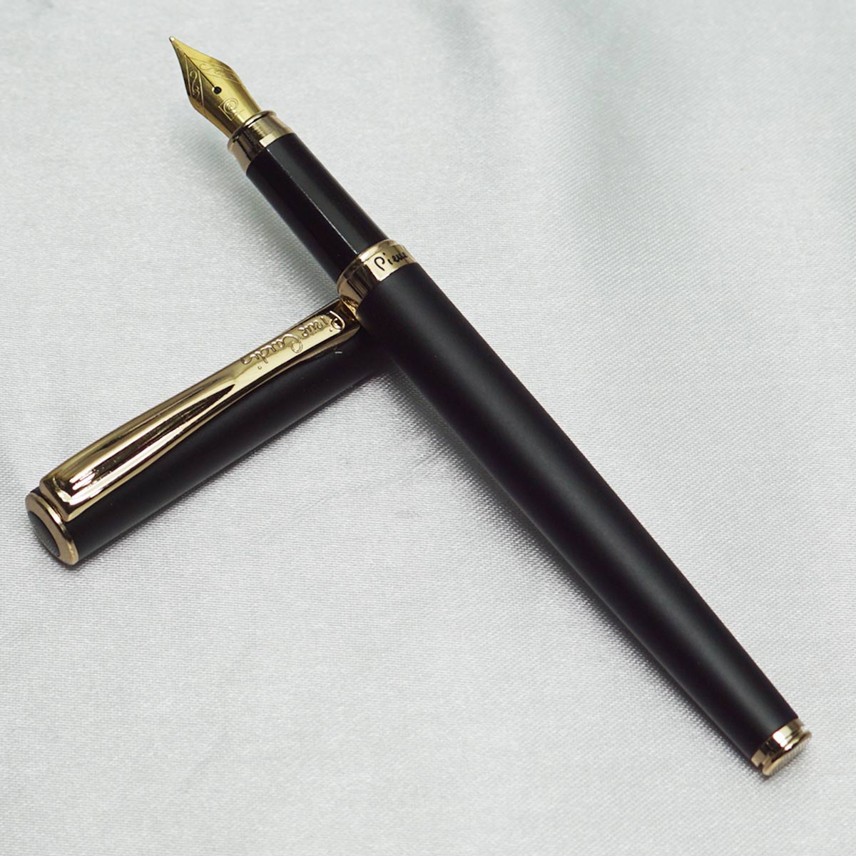 Pierre Cardin Golden Eye Black Color Body With Golden Clip Medium Nib ...